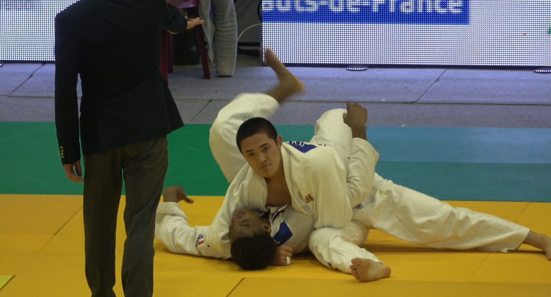 フランス国際柔道大会で2階級制覇 – 足立学園