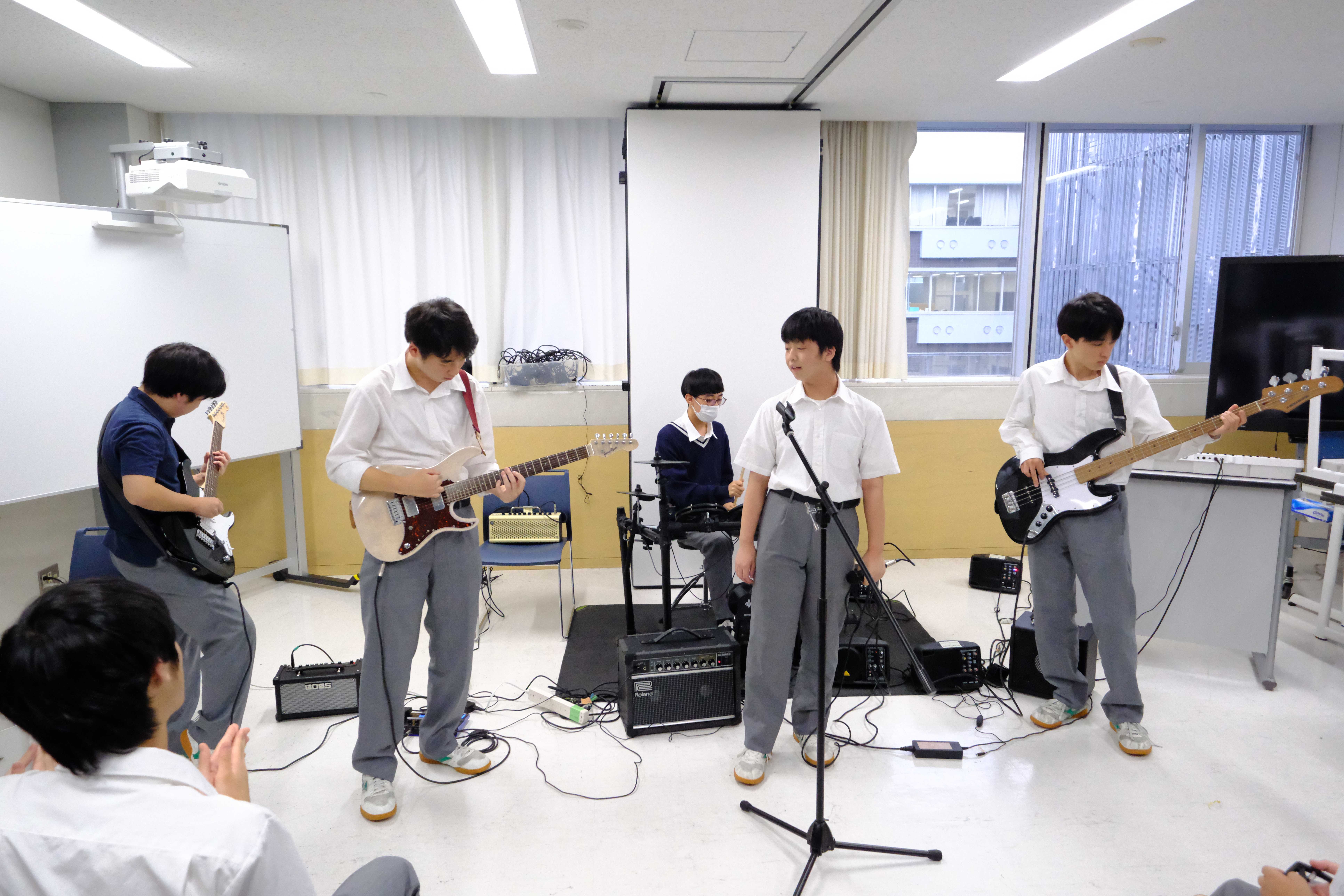 軽音楽部の活動 – 足立学園